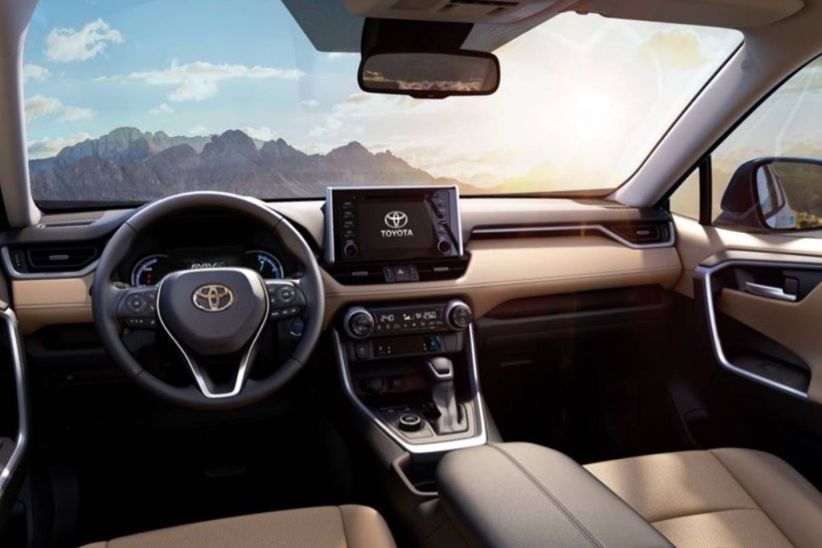 StriveME - مقارنة بين تويوتا راف فور وهيونداي كونا 2024